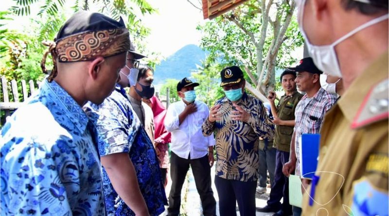 Tinjau Pembangunan RUTILAHU di Desa Cisaat, Zulkifly Chaniago: Program ...